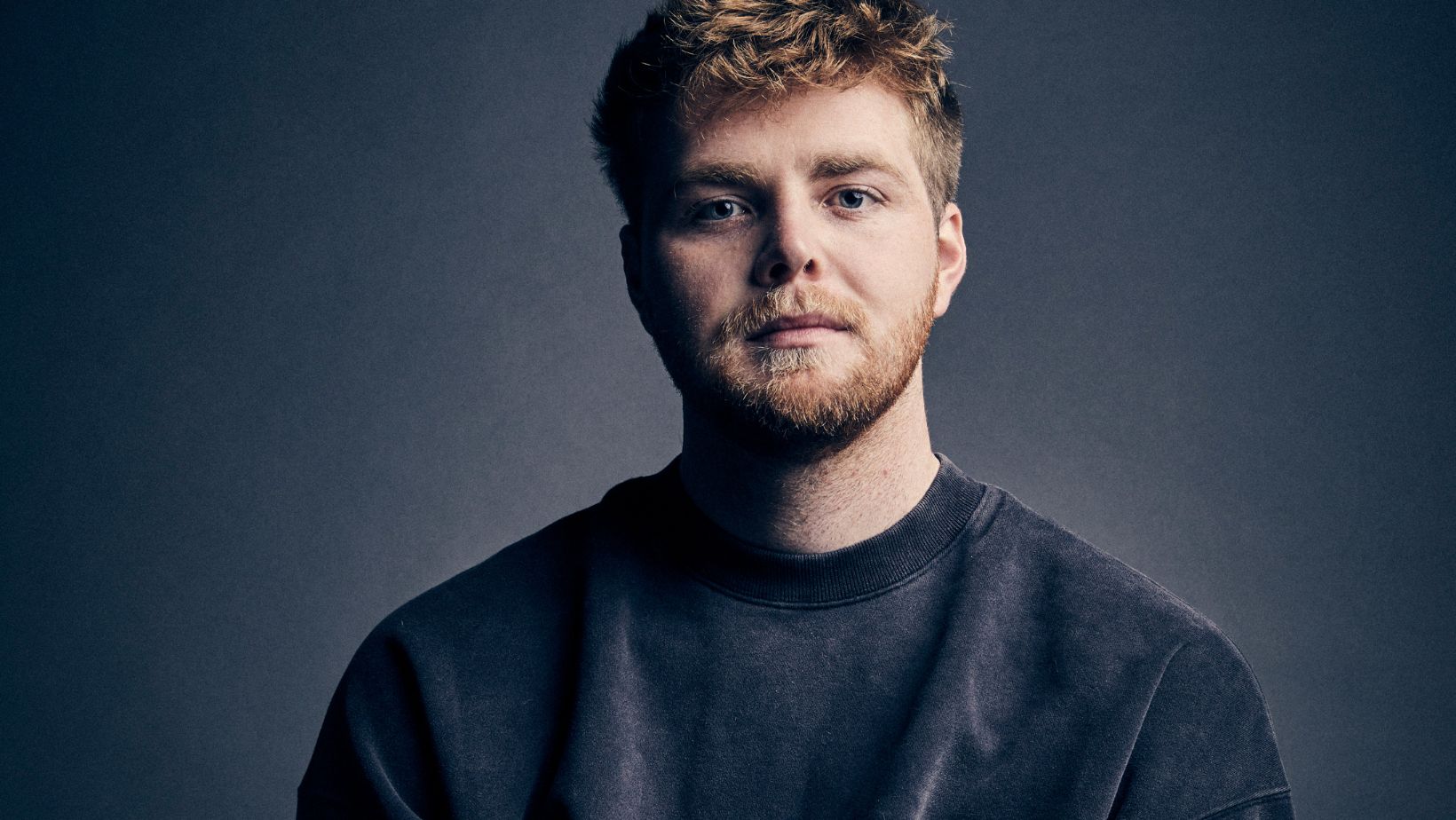 Alex Warren Unveils Emotional “Ordinary” Music Video Featuring Kouvr Annon
